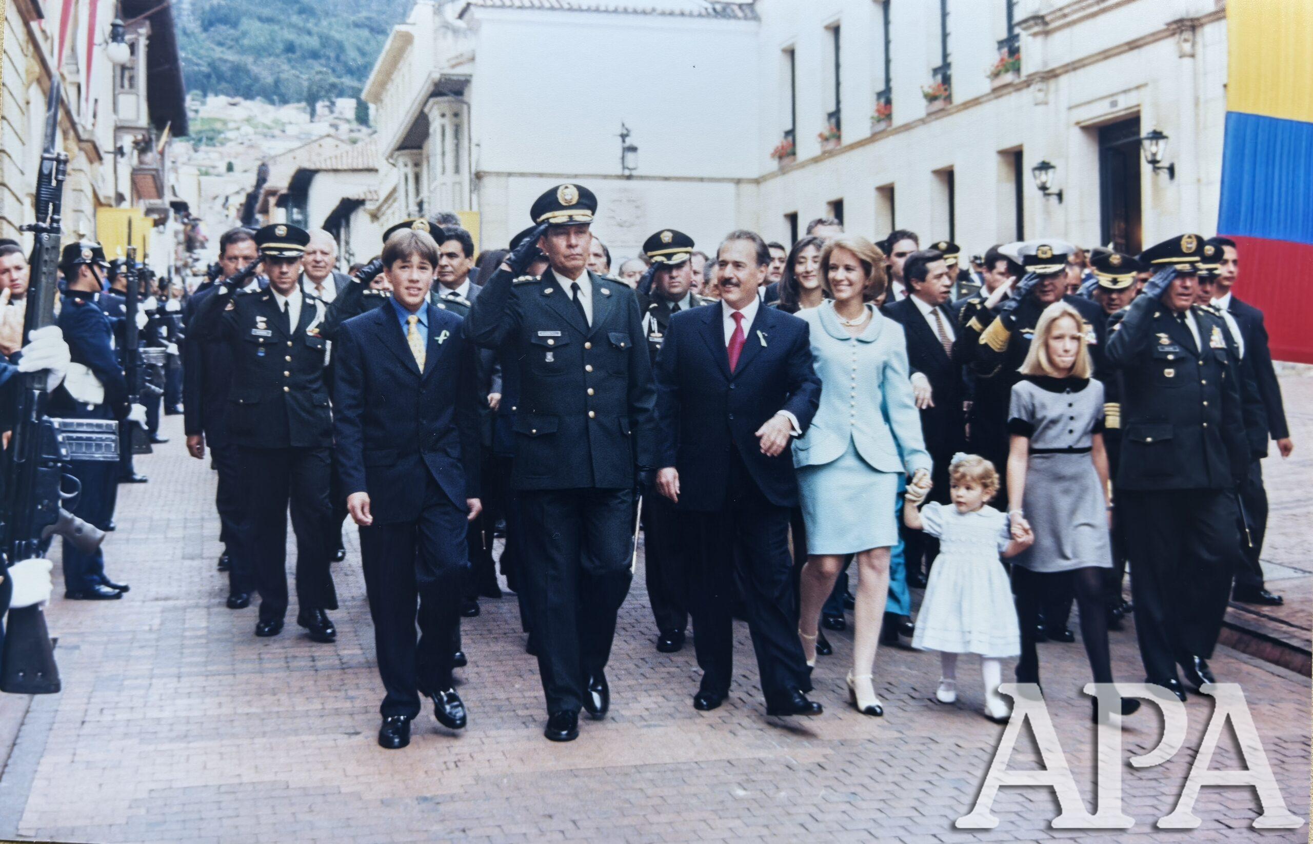 Camino a mi posesión como Presidente de Colombia con mi familia. Agosto 7, 1998 - Andres ...