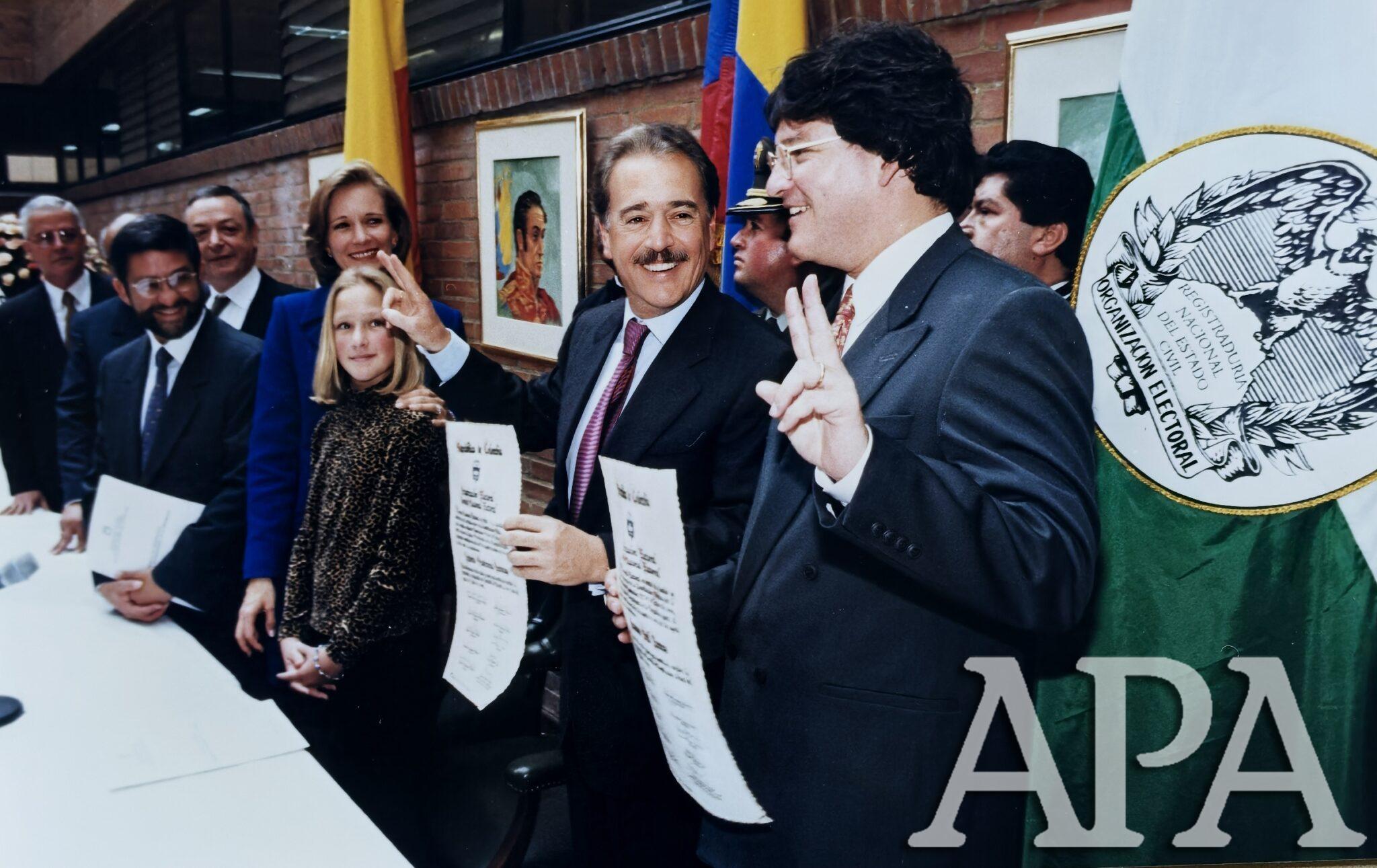 Recibiendo nuestra credencial como Presidente y Vice Presidente de Colombia en la Registraduría ...